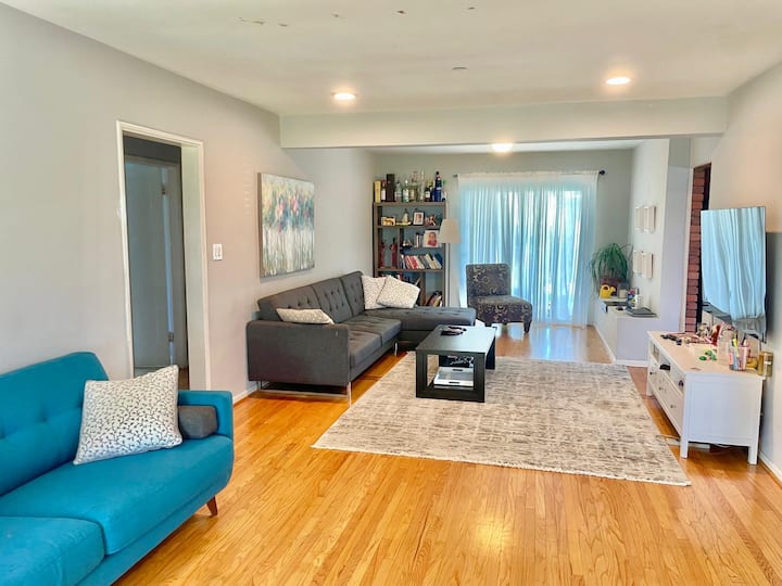 Beautiful Two Bed Rooms In Noho With A Pool - Los Angeles, CA