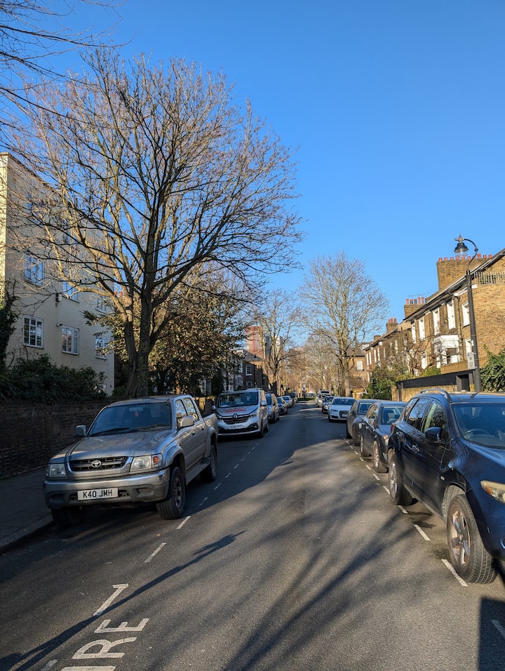Centrally Stylish And Well Equipped Flat Stockwell - London