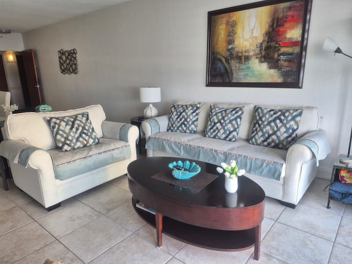 Oceanfront Hollywood Bch-relax Pool, Gym, King Bed - North Miami Beach, FL