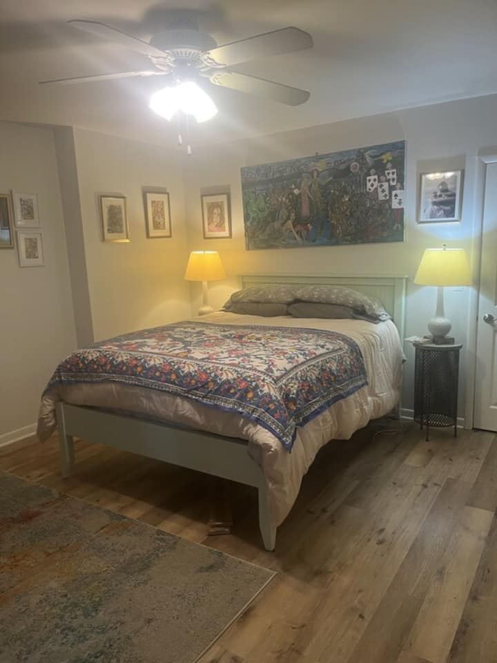 Queen Room In Quiet Riverfront Home - Troy, NY