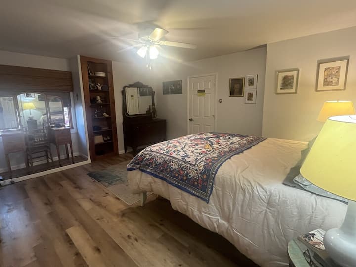 Queen Room In Quiet Riverfront Home - Troy, NY