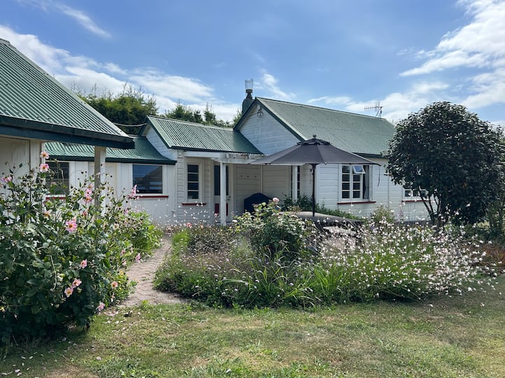 1920s Hawke's Bay Cottage - Pool & Paddock Views - Clive