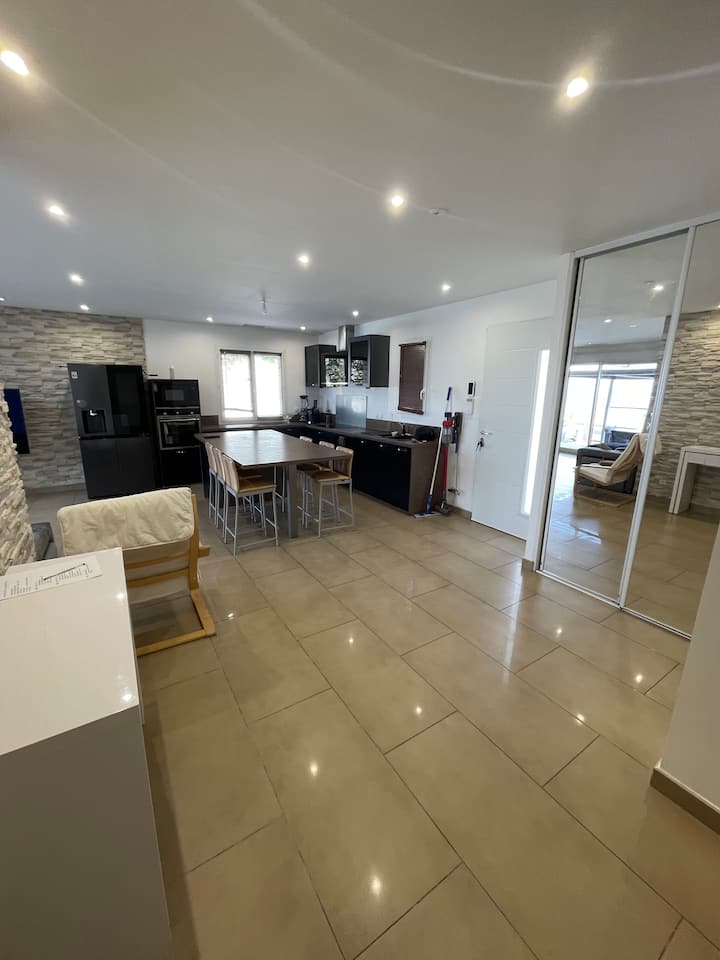 Villa De 130m2 Avec Piscine Privée Chauffée - Marseille