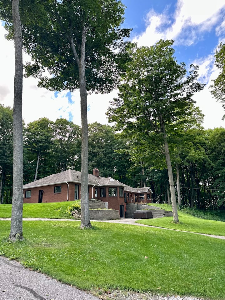 Horseshoe Valley Home - Horseshoe Valley, ON