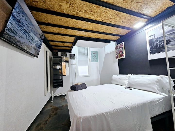 Sunny Small Terrace Apt – 4 Min To Metro - Santa Coloma de Gramenet