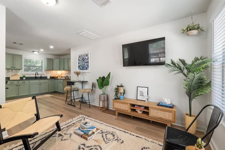 Soco Boho Bungalow 2 | Sleeps 4 - Austin, TX