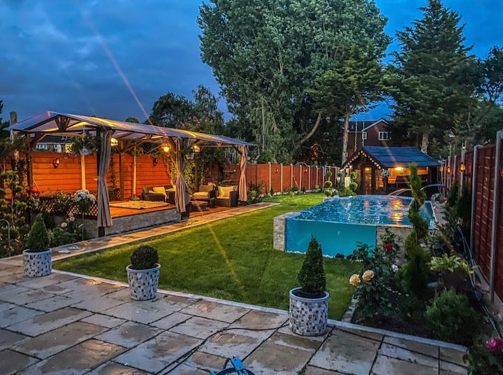 Luxury Garden With Glass Pool - Harrow