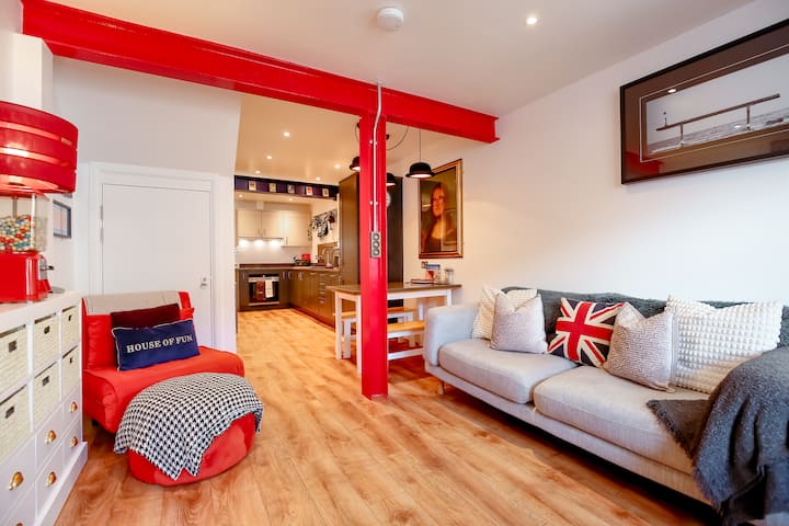 The Simms Suite | Stay Above A Famous Sweet Shop! - Worthing Beach