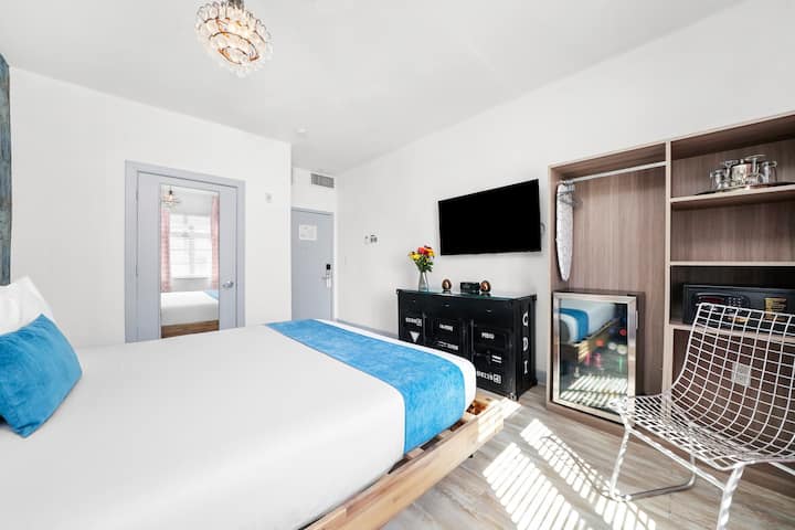 Prime Spot On Collins Ave, Near Beach, King Room - The Bahamas