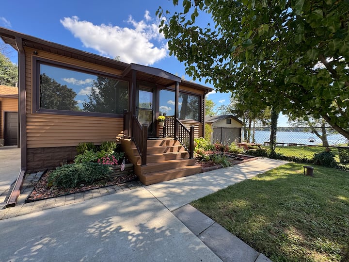 Cottage Oasis With Lake Views - Splash Pad, Lindenhurst
