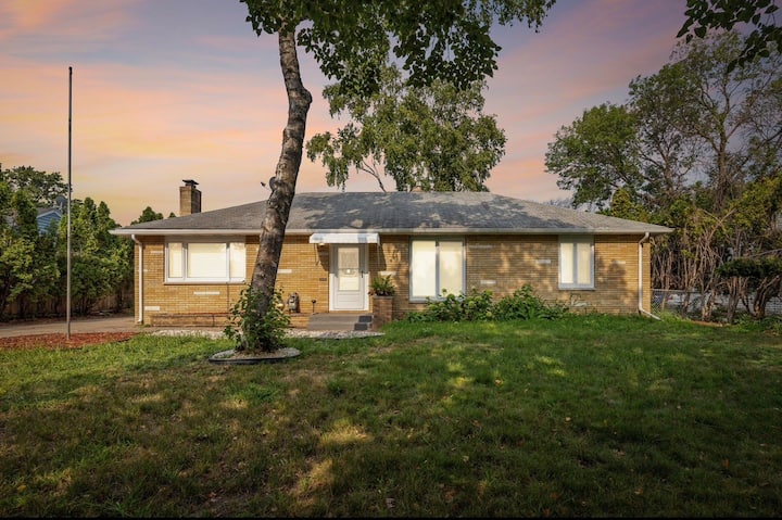 Modern & Comfy 5 Mins To Airport, Moa, Dt ~ Yard! - Bloomington, MN