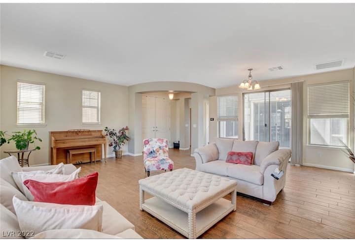 Charming, Beautiful Home W/ Free Parking - 노스라스베이거스