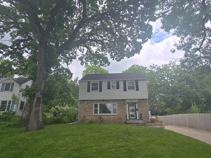 Cozy Des Moines Waterbury Home - West Des Moines, IA