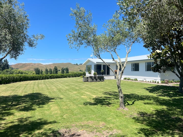 Wineries & Cycle Tracks On Your Door Step. - Havelock North