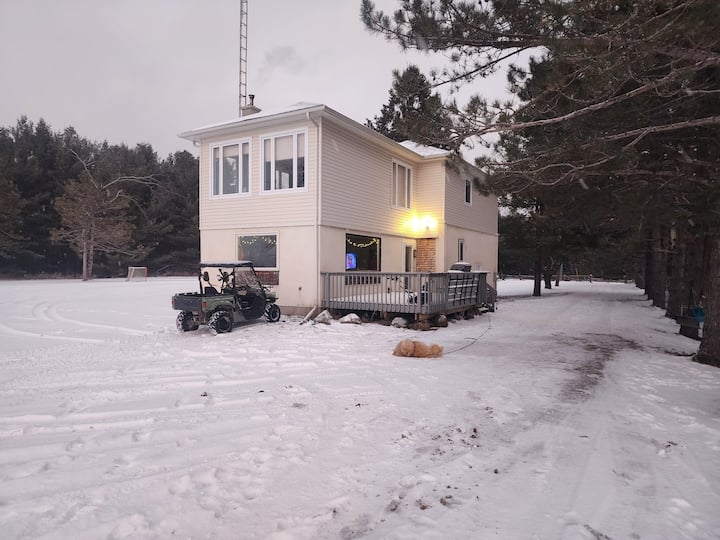 Farmhouse Retreat | Blue Mtn & Wasaga | Sleeps 10 - Creemore