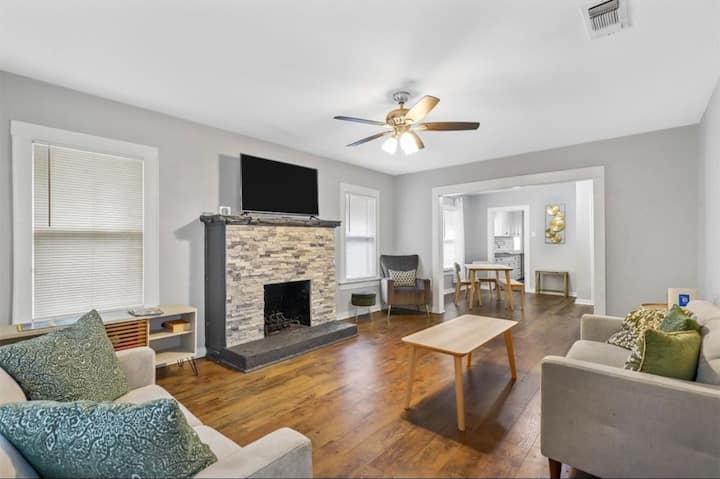 Evergreen Bungalow! 6min To Dwtn - Fort Worth, TX