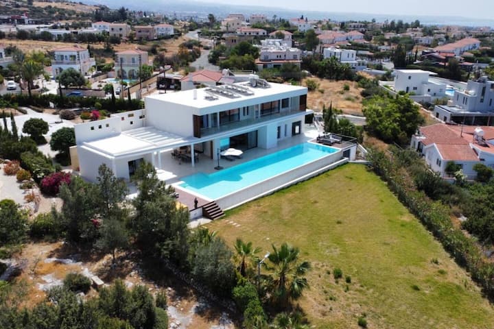 J&c Luxury Villa • Infinity Pool & Views - Пейя