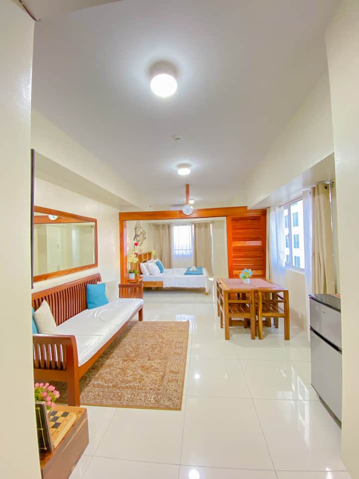 Cozy Condo With Taal Lake View - Tagaytay City