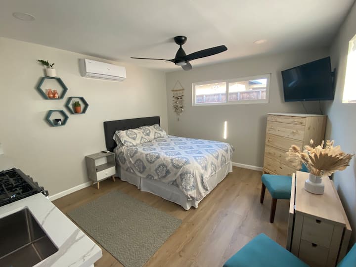 Charming Clairemont Studio - Sorrento Valley - San Diego