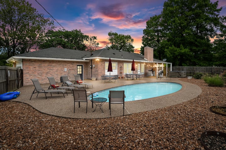 Blair's Pool House - Creve Couer Hot Tub Game Room - Chesterfield, MO