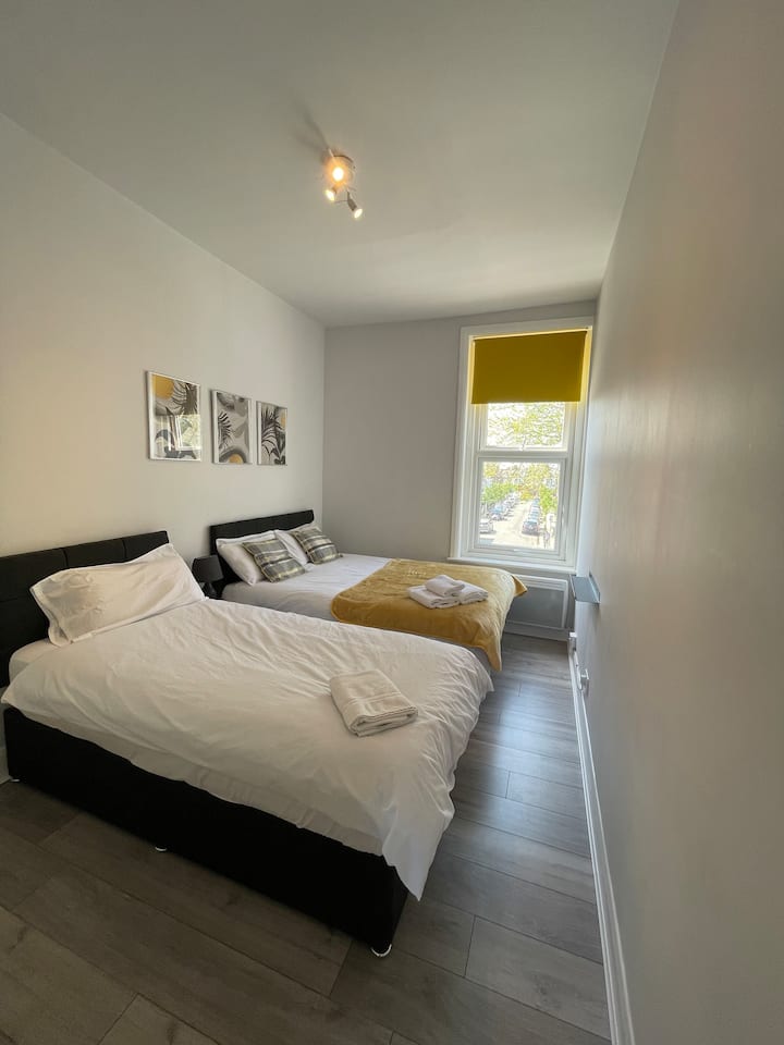 Luxury Apartment | Queens Park | With Ac - London