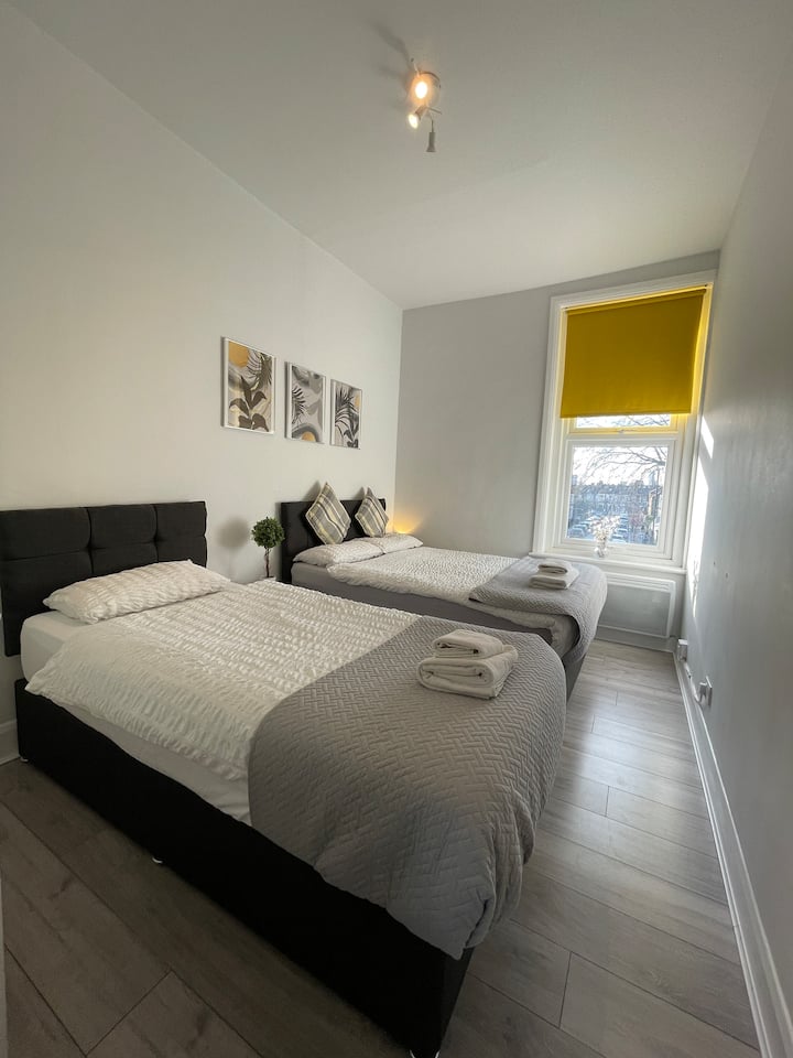 Steps To Train, 7‑guests Flat, Ac, Wifi, Kitchen - London
