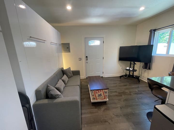 Loaded 1 Bedroom Guest House Near Universal Studio - Beverly Hills, CA