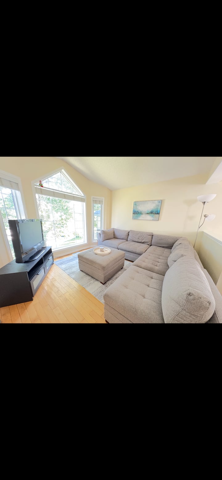 Cozy Upper Floor Getaway Near River Pathways - Calgary