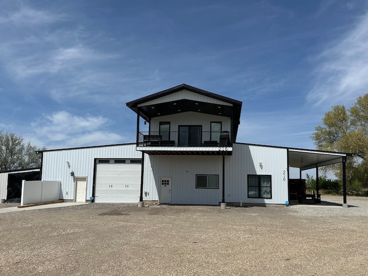 Barn Lofts-sleeps 21, New Play Room - Idaho