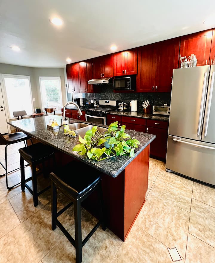 Spacious Living, Minutes To Hawks & Sounders! - Seattle, WA