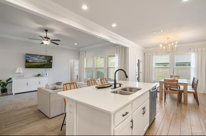 New, Luxurious 4 Bdr House, Min To Pensacola Beach - Pensacola Beach, FL