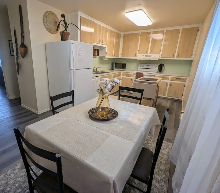 Work Friendly W/ Spacious Kitchen. - Fairbanks, AK