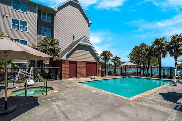 2 Modern Units! W/ Outdoor Pool, Free Breakfast - Burlingame, CA