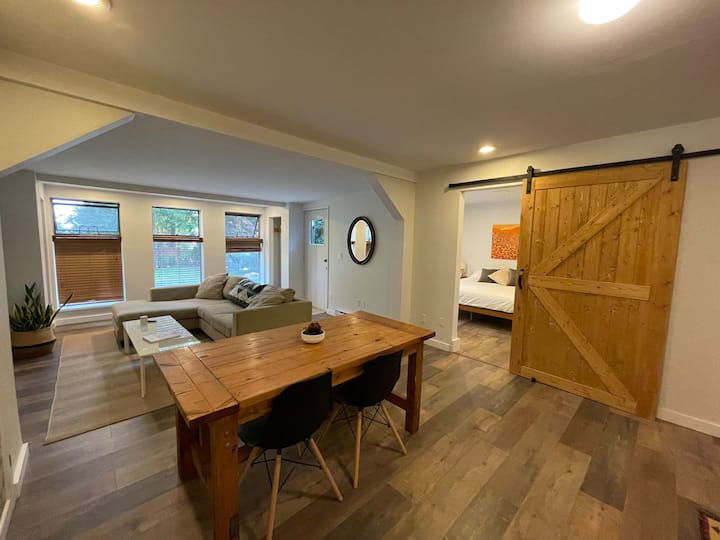Large Coastal Guest Suite, King Bed, Near Beach - Gibsons