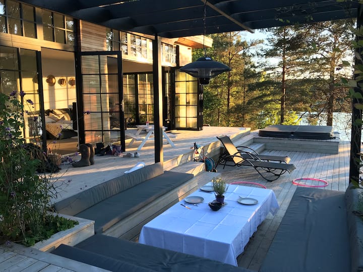 Härligt Hus Med Bastu, Jacuzzi Och Sjötomt - Stockholms län
