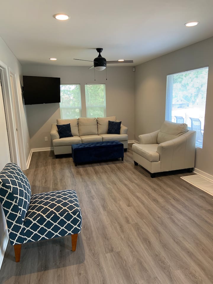 Newly Remodeled Cozy Getaway |Central Location - Kansas City, KS