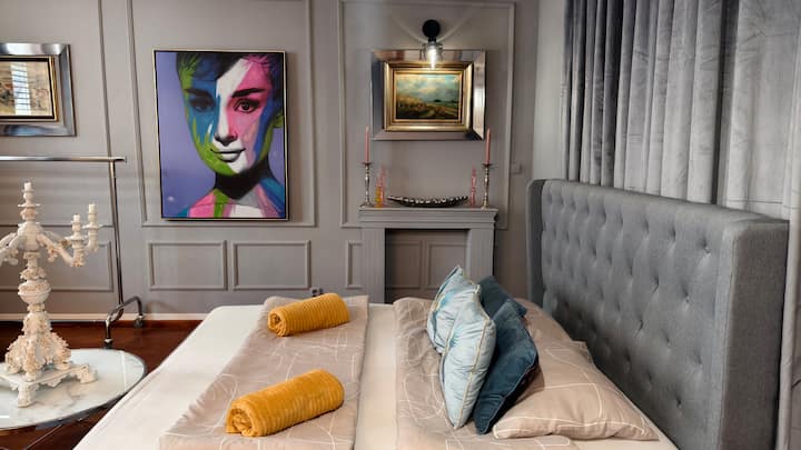 Gorgeous Apartment In A Top Location - Prag