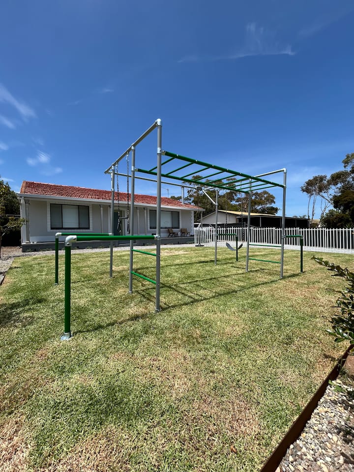 Family Fun! Monkey Bars/outdoor Bath/trampoline - Yankalilla