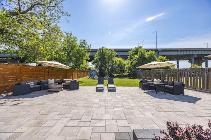 The Opulence Beach House| Estate - Burlington