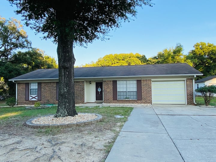 Cozy Cottage With Vibrant Vibes - Pensacola, FL