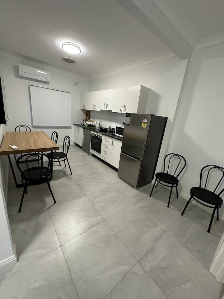 Front Entrance , 2 Bedrooms In Liverpool Cbd - Fairfield