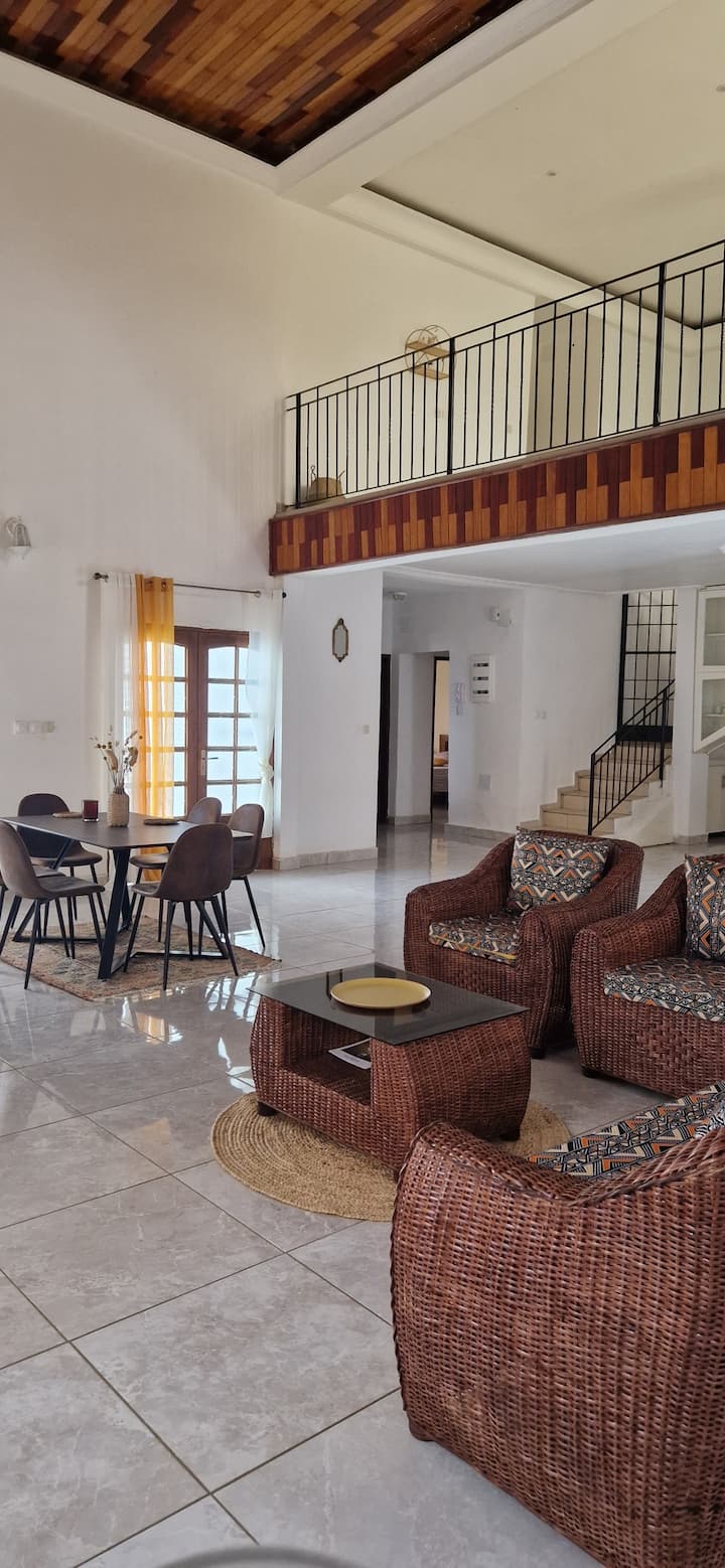 Maison-appartement Au Charme Atypique Avec Parking - Cameroon
