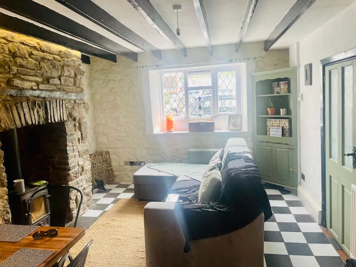 Cottage In Castle Grounds On Beautiful Welsh Coast - Burry Port