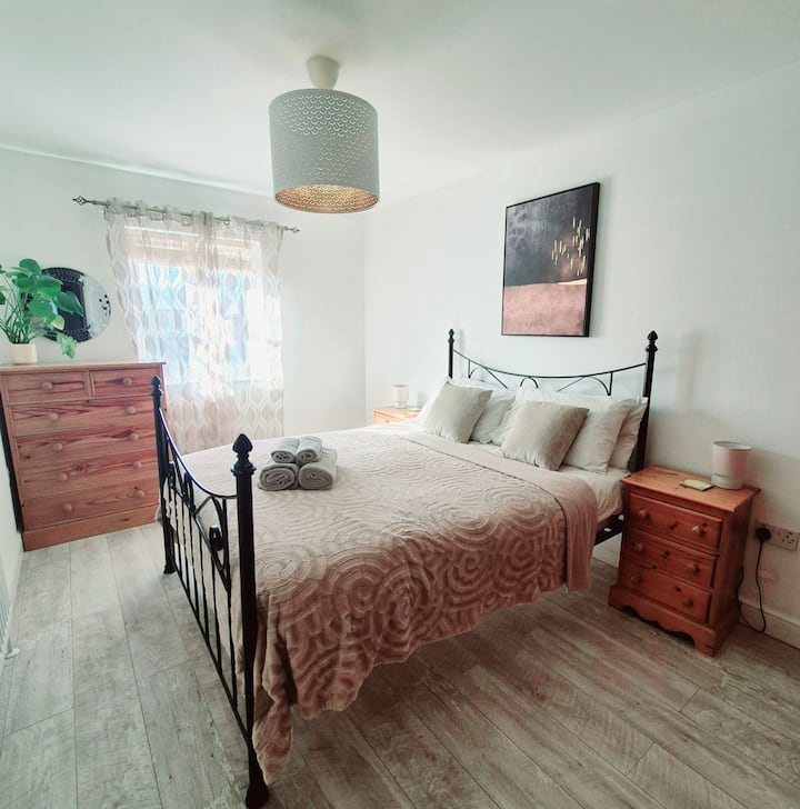 Spacious Two Bedroom Apartment With Parking - Thame