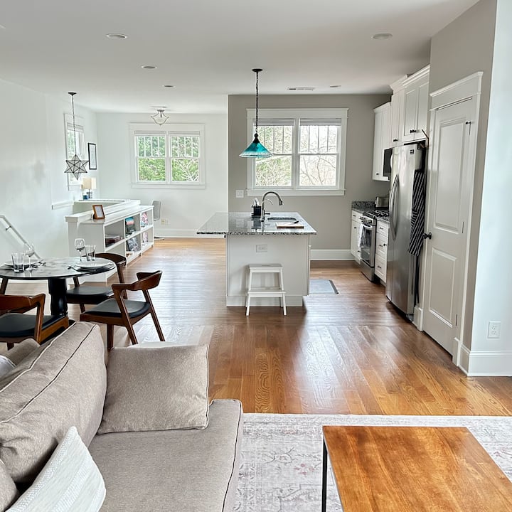 Spacious Candler Park 1-br • King Bed + Workspace - Atlanta, GA