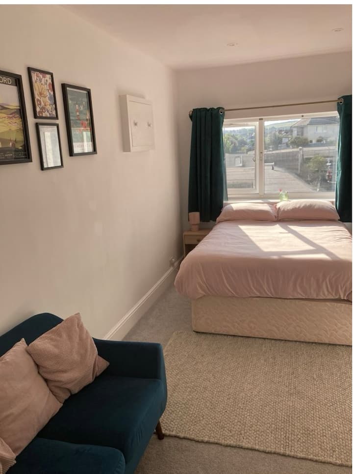 Annex By The Sea (Breakfast Items Provided) - Seaford