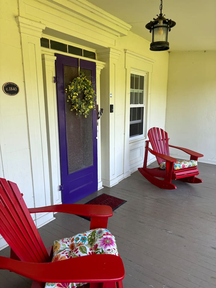 1840s Farmhouse Gem - 4 Bedrooms, 2 Full Baths - 安大略