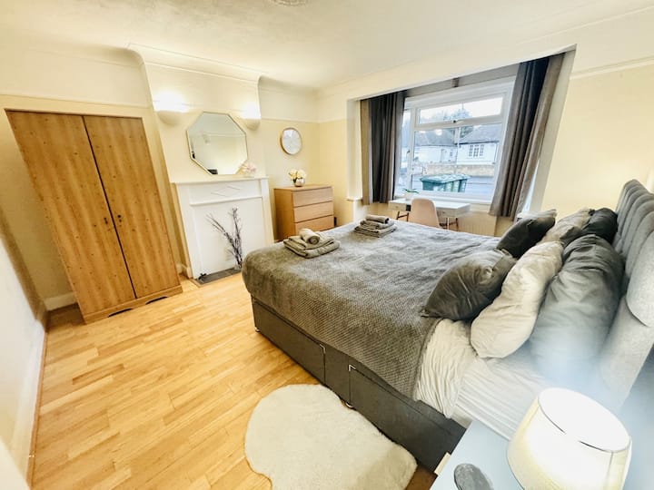 Heathrow Contractor, 5-bed Sleep 5-9, Free Parking - Hampton