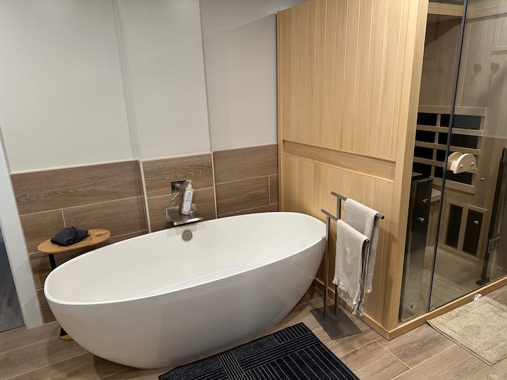 Indulgent Spa And Stay: King Bed, Sauna, Lake! - Seattle Chinatown International District