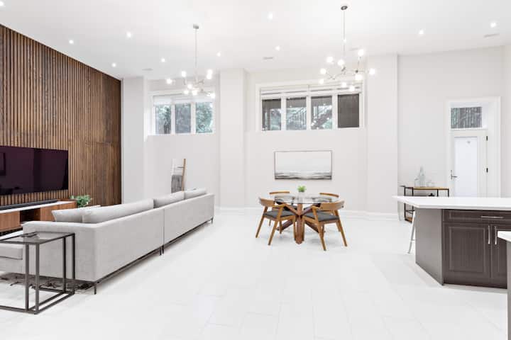 Modern, Bright And Spacious At Bloor St. West - Toronto